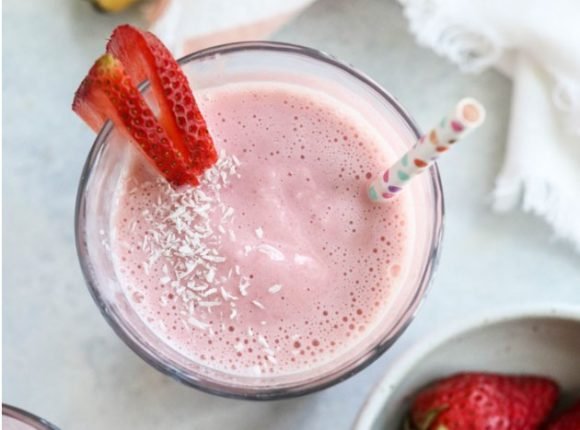 Δροσιστικό smoothie φράουλα με γιαούρτι και πολλές πρωτεΐνες